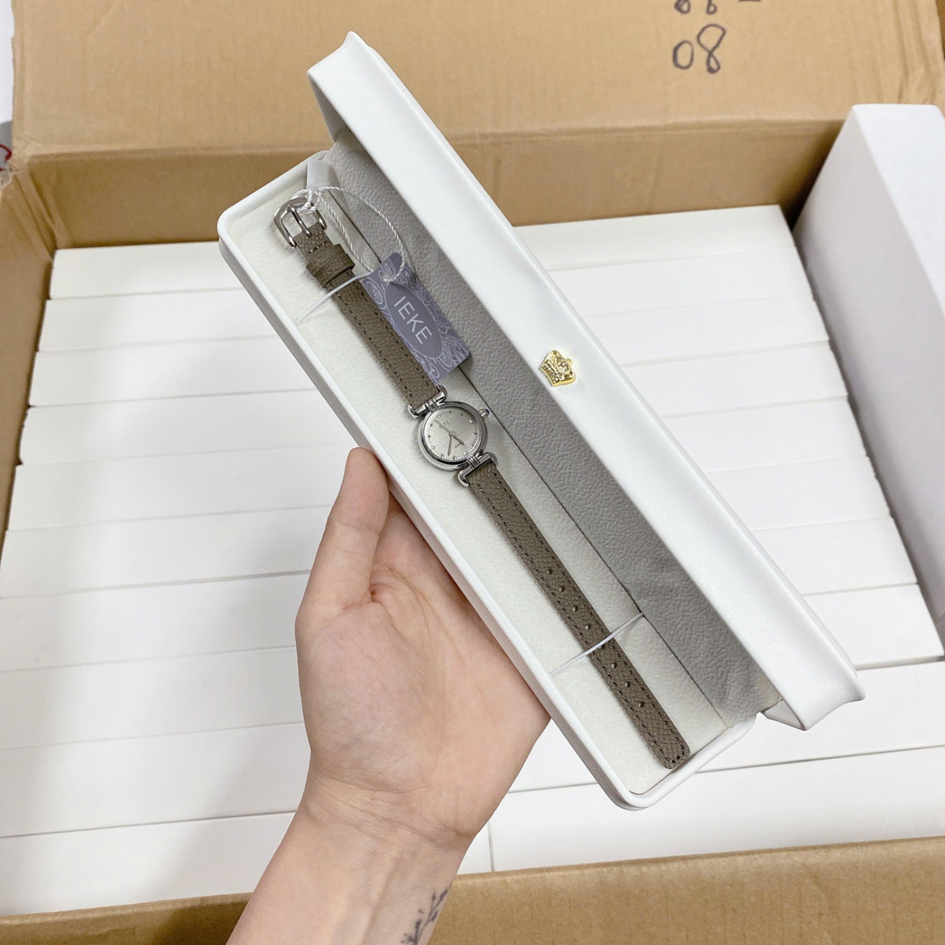 IQ0610# Đồng hồ Ieke Quartz mặt tròn hộp trắng