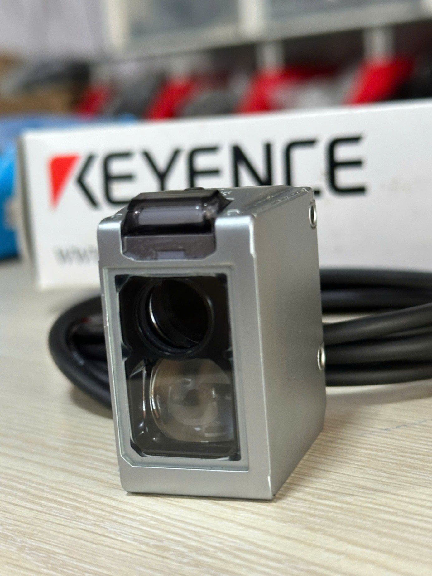 Cảm Biến Màu KEYENCE LR-W500 30-500mm LED Trắng NPN/PNP IP65/IP67 Tự ...