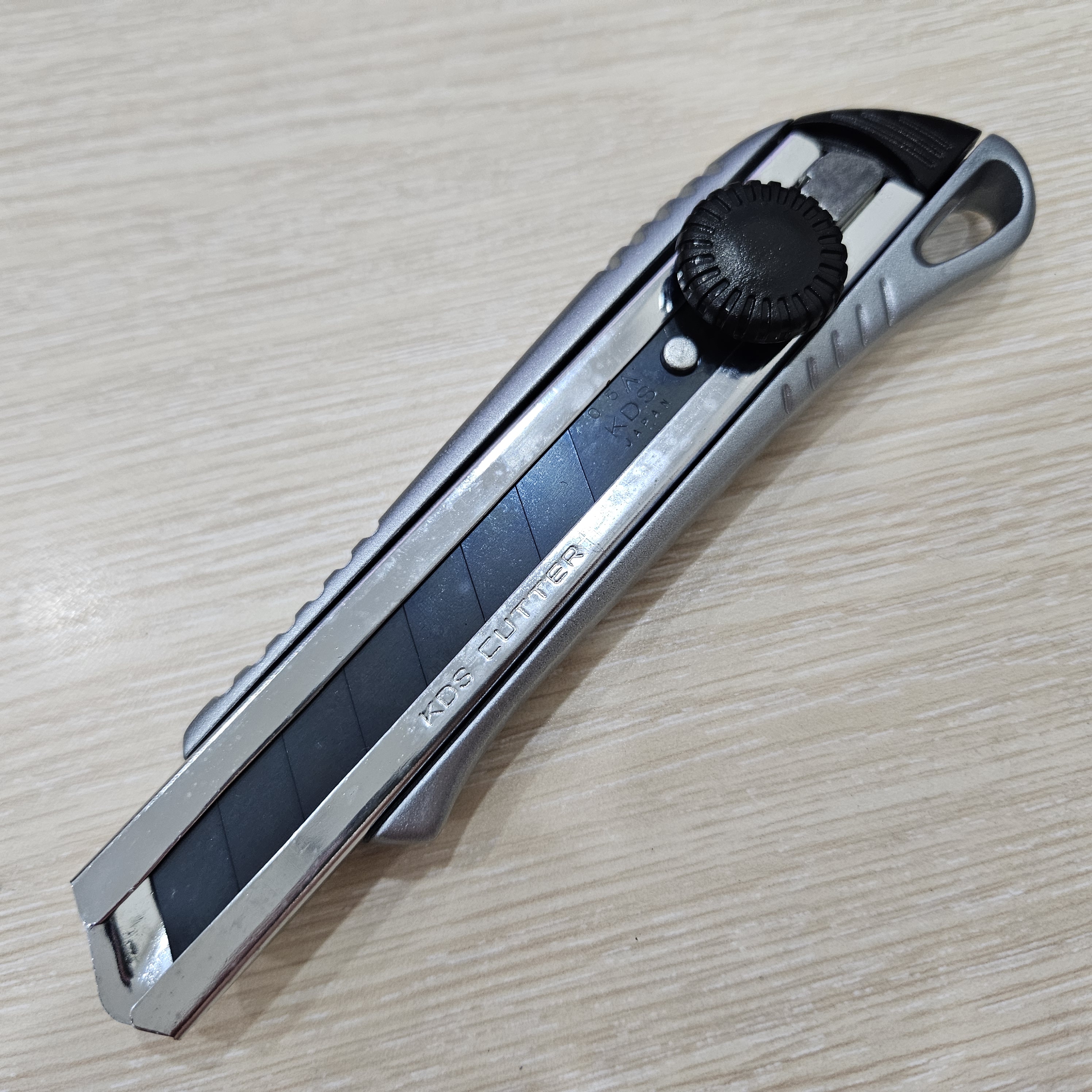 Dao Rọc Giấy Cán Nhôm KDS L-32 – Chính Hãng Nhật Bản