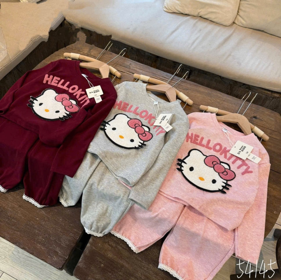 G847 - BỘ BÉ GÁI TĂM THỎ THÊU KITTY XÙ QUẦN BOM REN