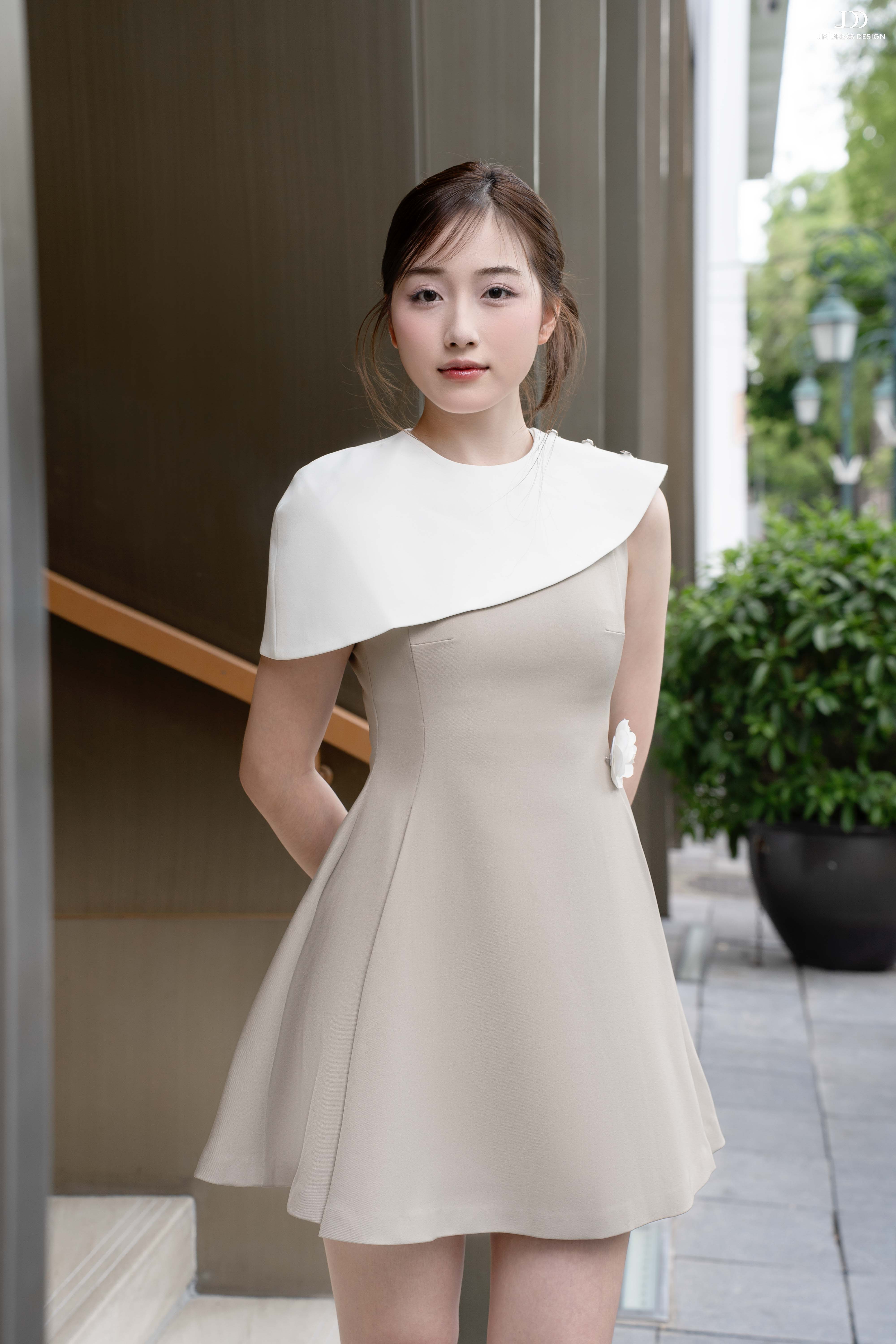 Đầm xếp ly 2 bên phối vạt bong bên trên