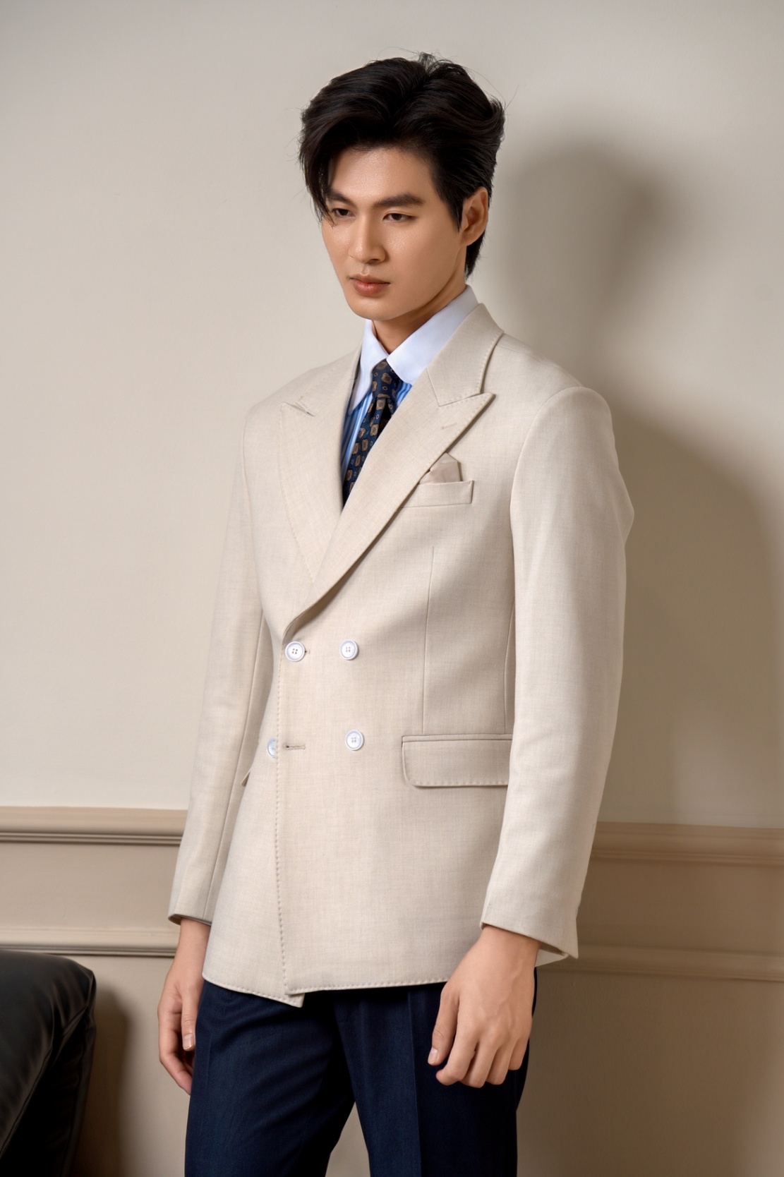 Blazer màu be , hai hàng khuy , ve nhọn #575