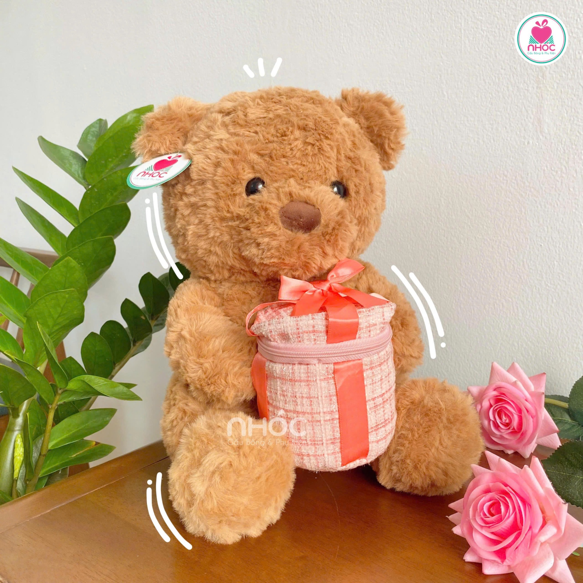 Gấu teddy ôm quà tặng lông xù ngồi
