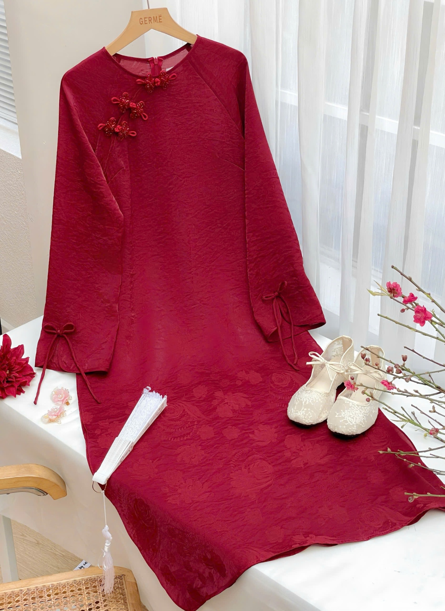 Áo dài Germe AVNT012613 Niên Hi viền cổ tròn,1 nút kết giữa ngực,2 nút ...