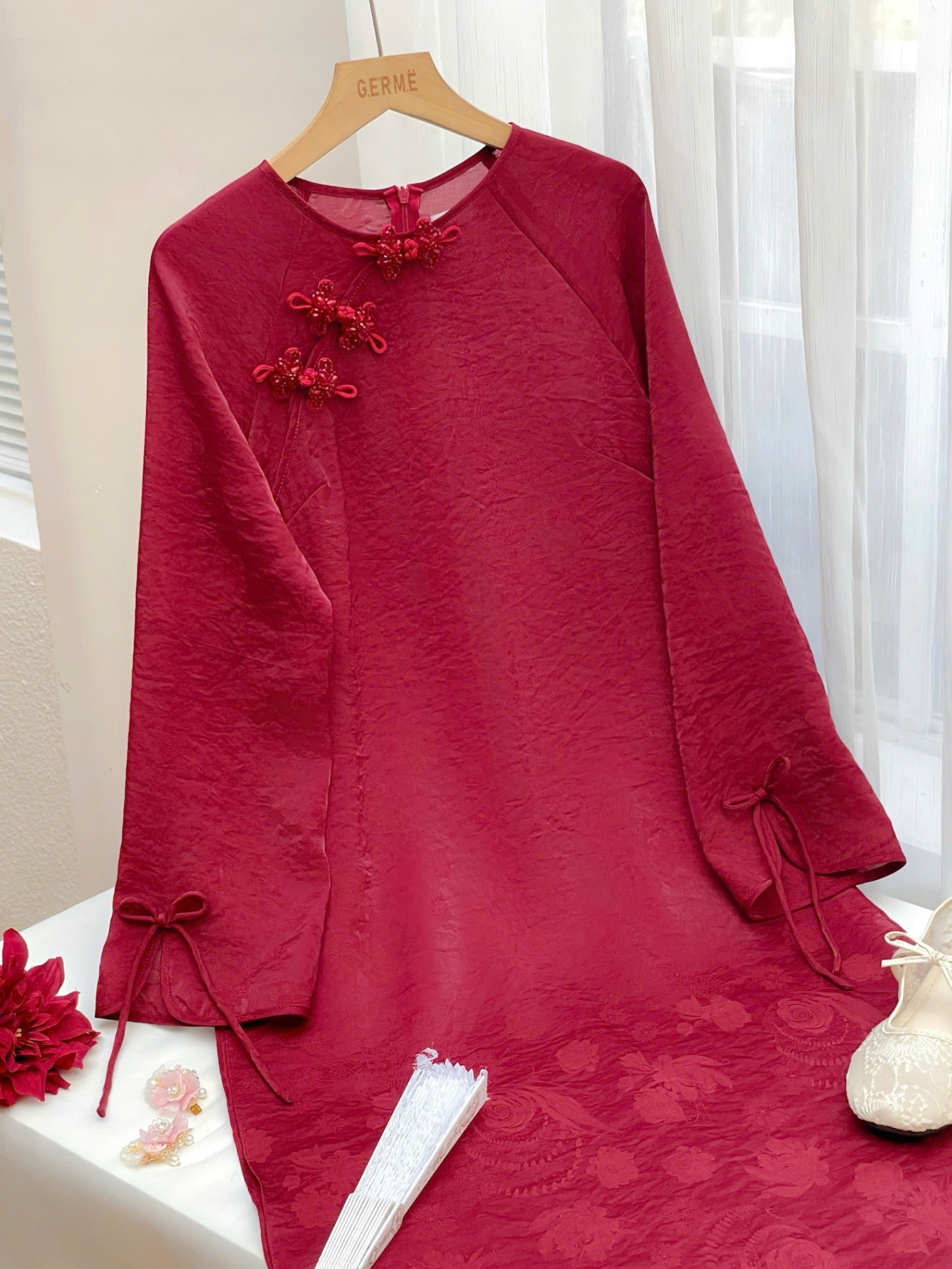 Áo dài Germe AVNT012613 Niên Hi viền cổ tròn,1 nút kết giữa ngực,2 nút ...