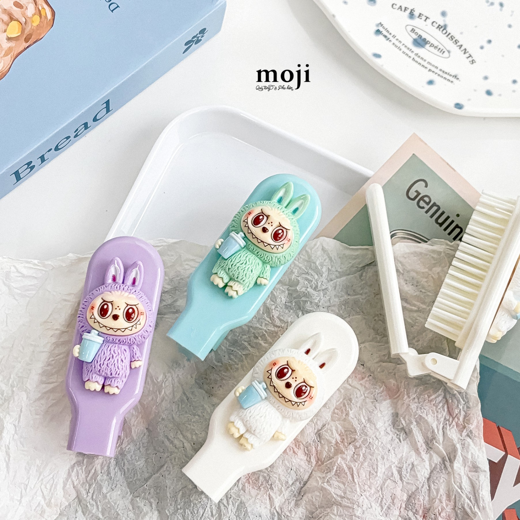 Lược gập unoff Labubu milk tea nền màu