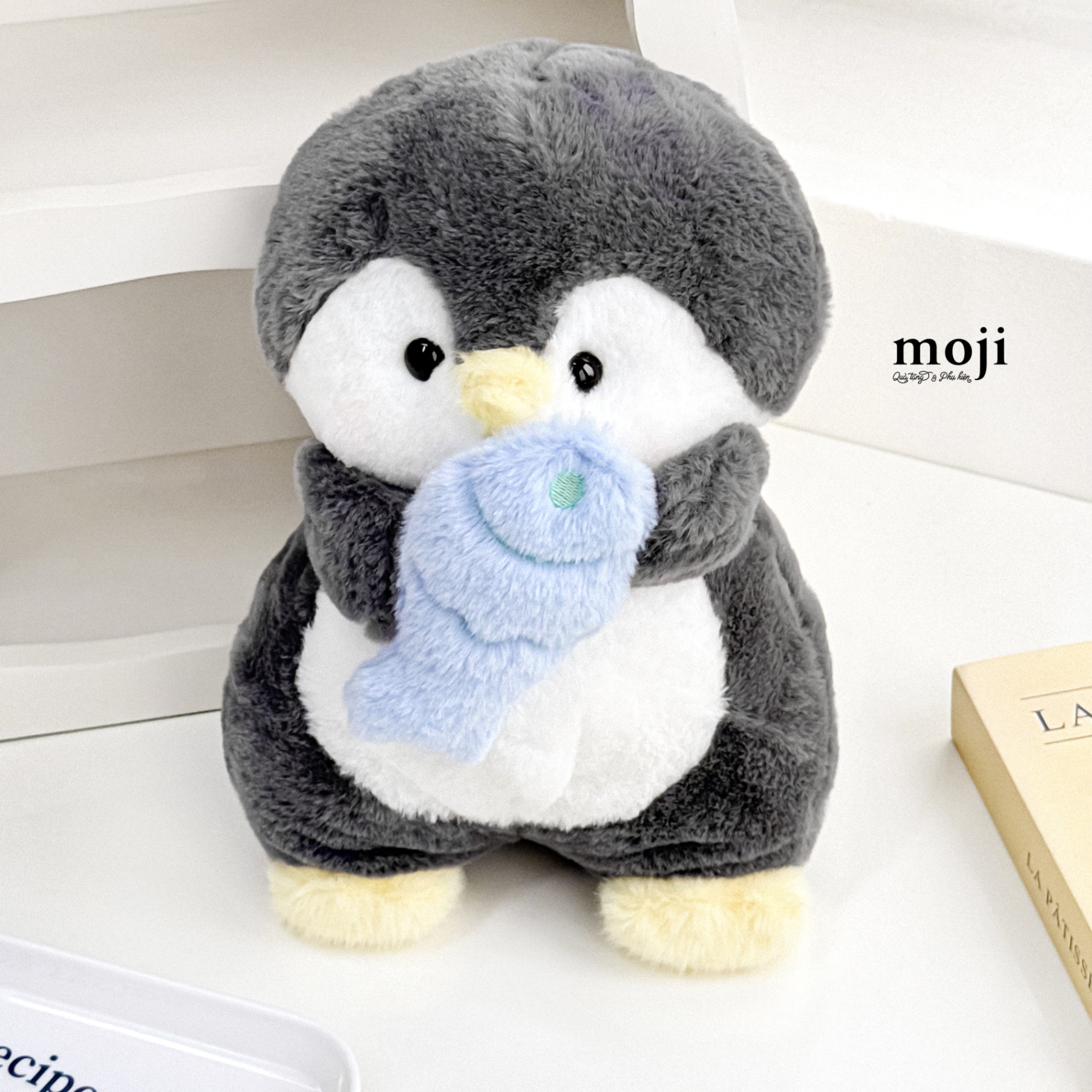 Gấu bông MS Penguin chim cánh cụt ôm cá nhỏ 30cm