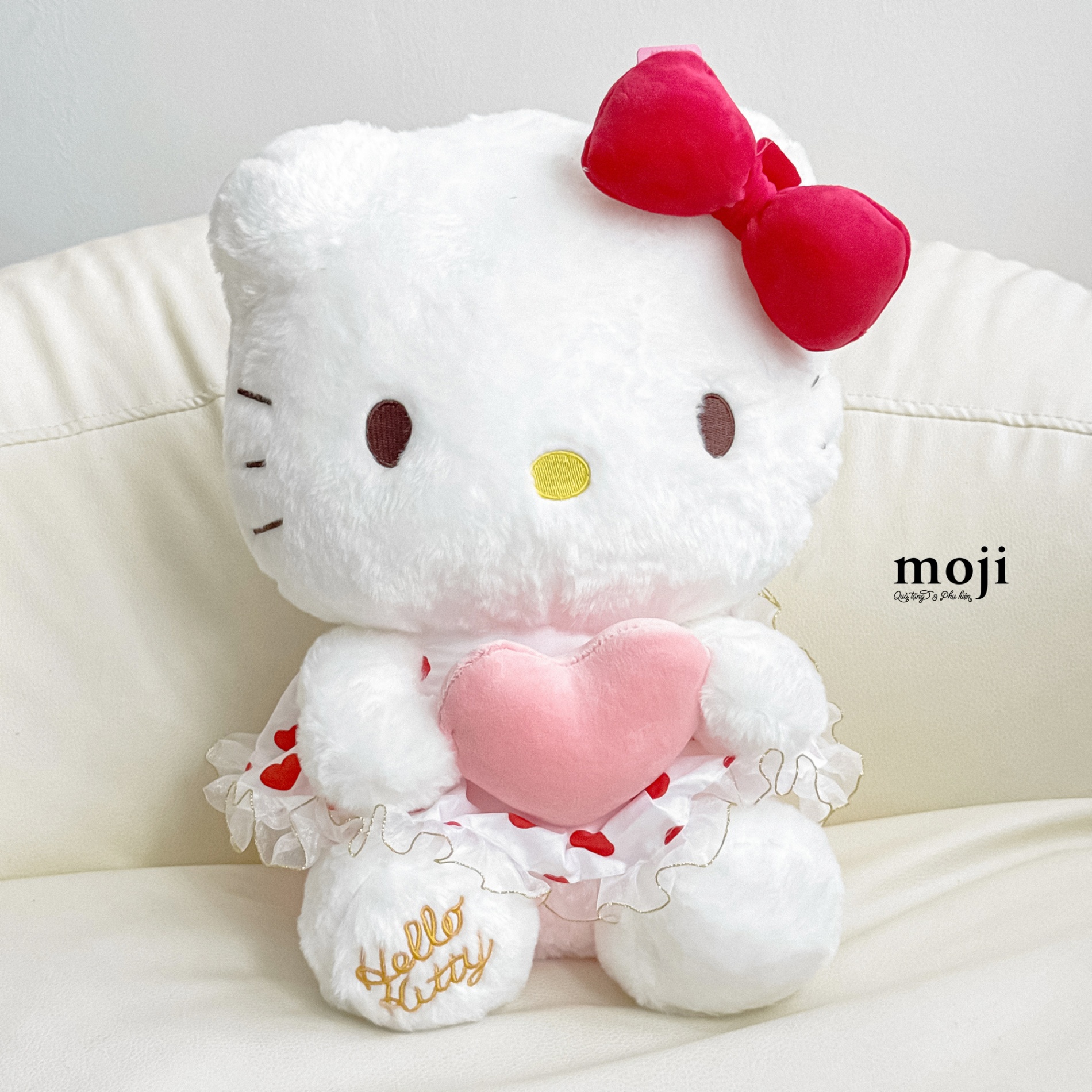 A.761 Gấu bông Sanrio Hello Kitty fashion ngồi váy chấm bi ôm trái tim 34cm