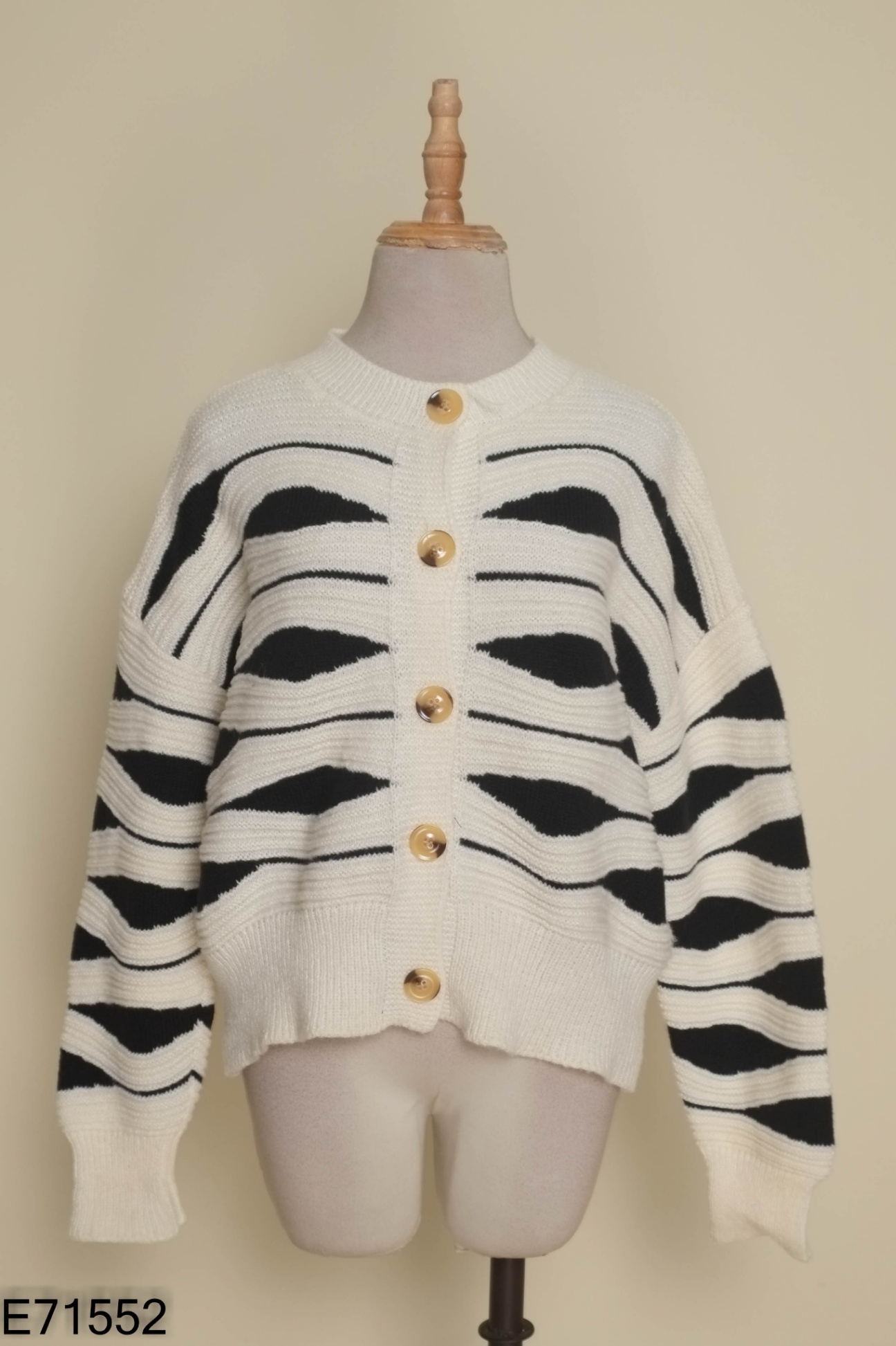 Áo cardigan len trắng mix đen
