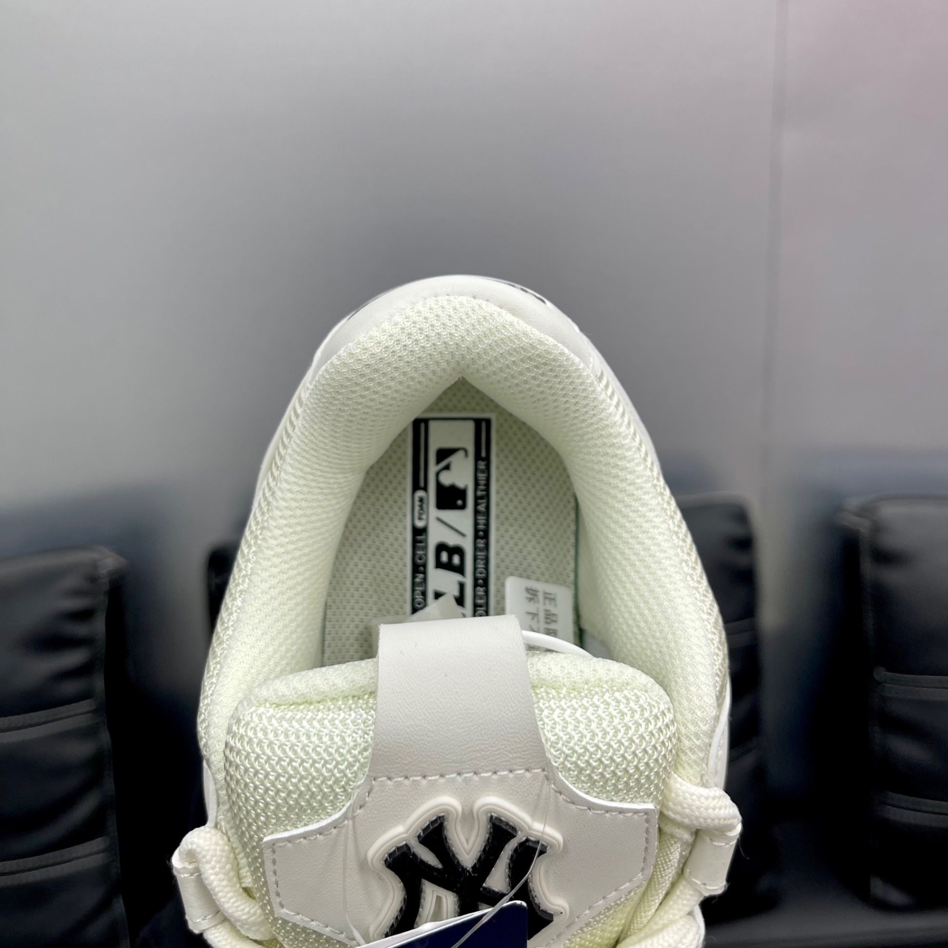 R17 MLB Chunky Wide New York Yankees 'WHITE / GUM'