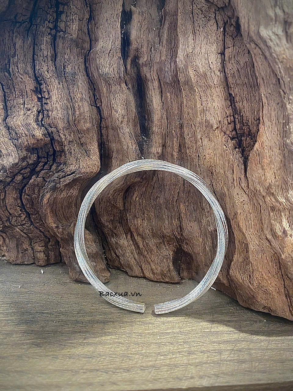 Vòng tay trụ vuông xoắn chạm khía bạc nguyên chất 99